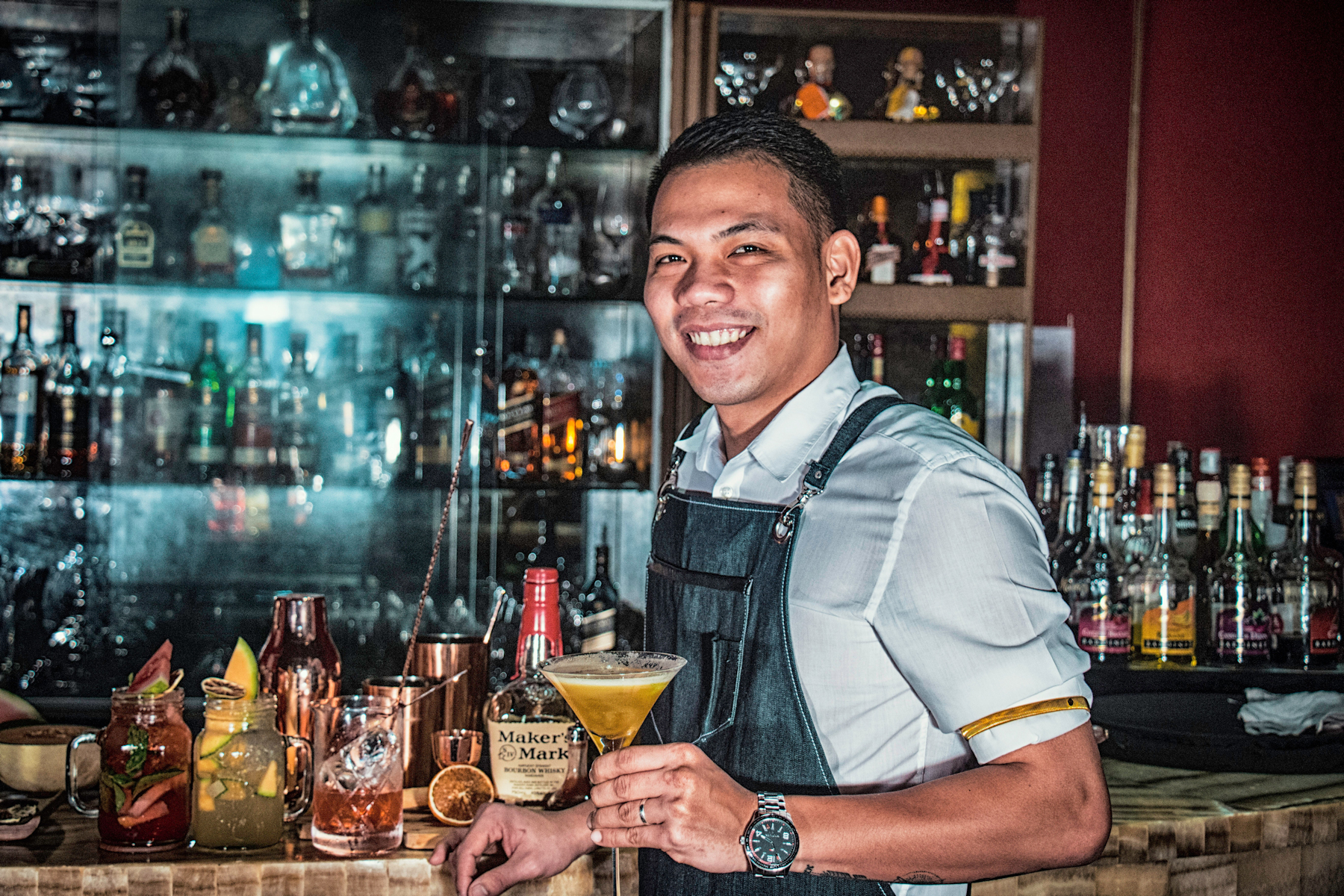 Train Your Staff to Serve Drinks the Right Way at the Table